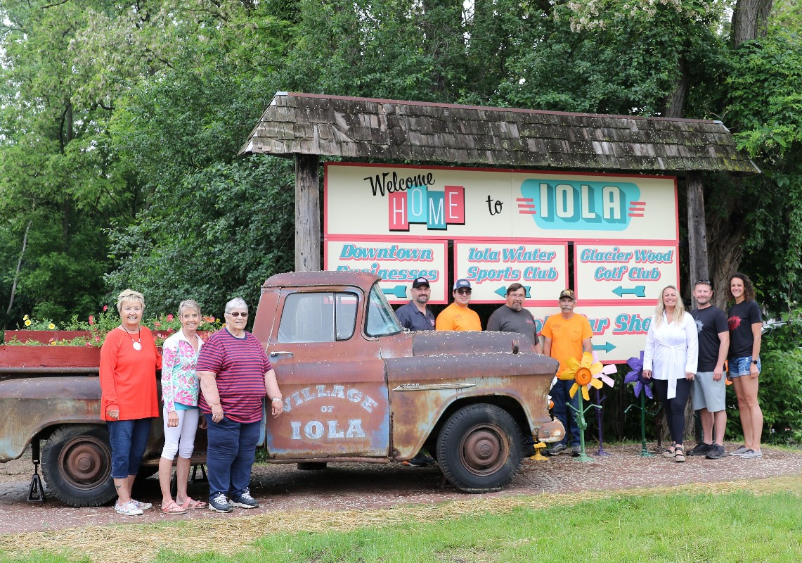 The story behind the Welcome Home to Iola sign - Headspring